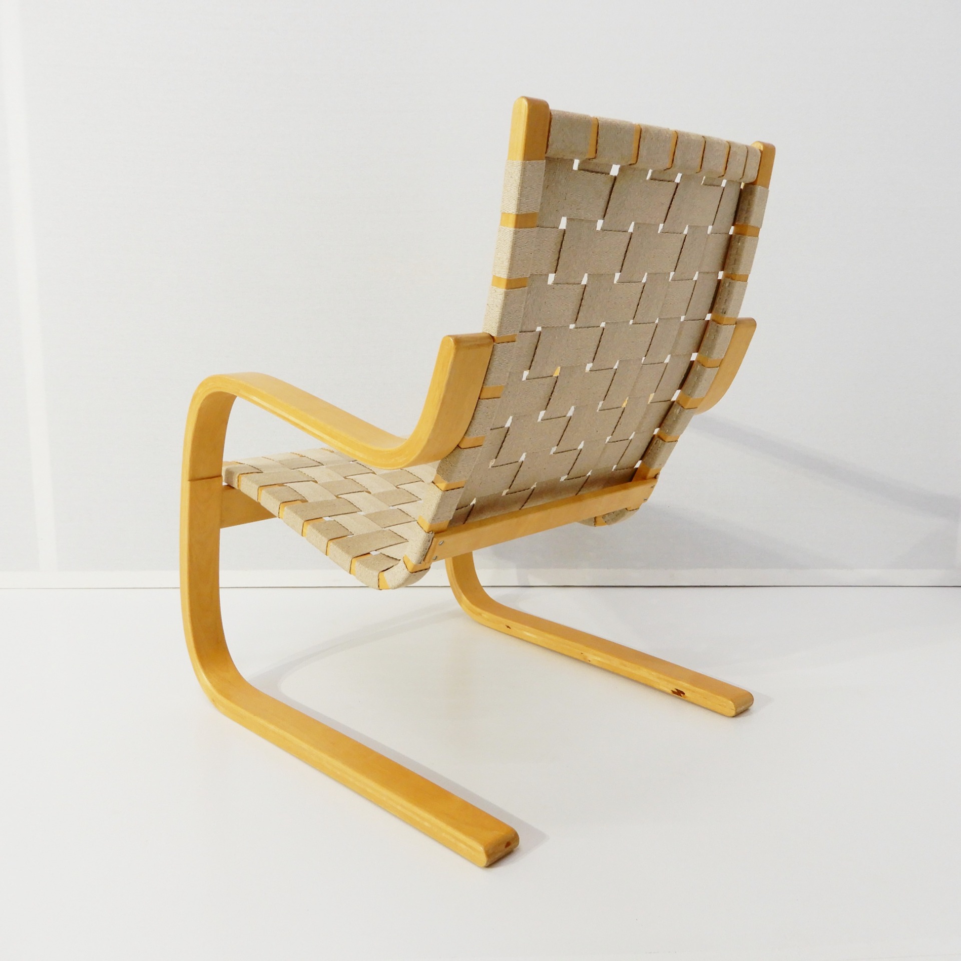 Artek 406 nojatuoli koivu, vaaleat pellavavyöt :: PSH Verhoilu Oy