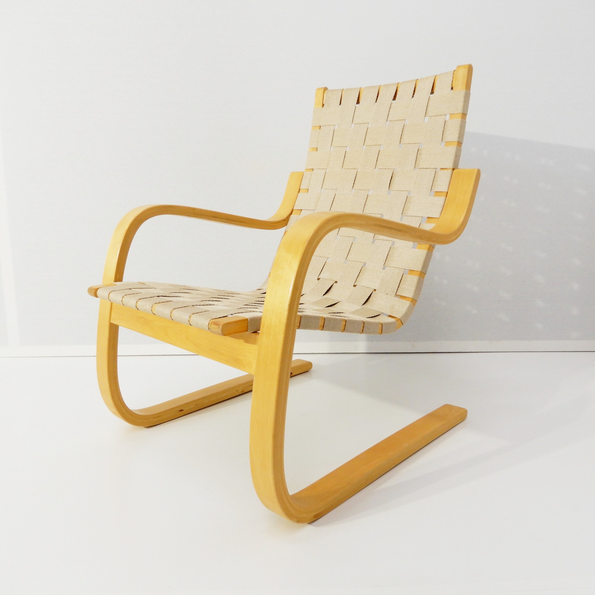 Artek 406 nojatuoli koivu, vaaleat pellavavyöt :: PSH Verhoilu Oy