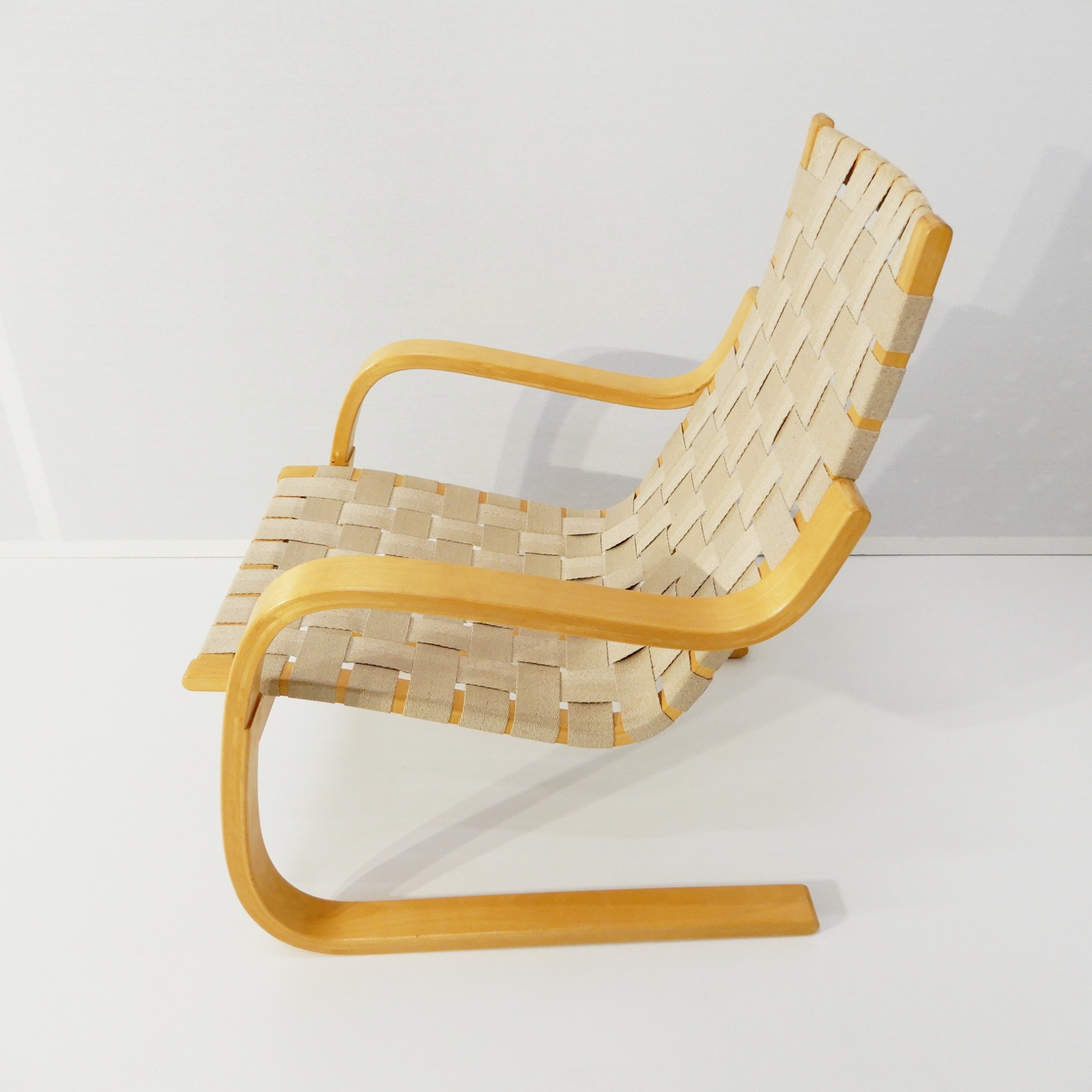 Artek 406 nojatuoli koivu, vaaleat pellavavyöt :: PSH Verhoilu Oy