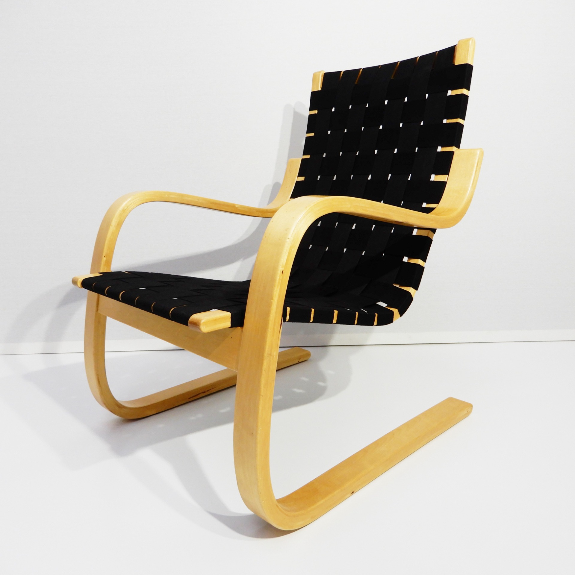 Artek 406 nojatuoli koivu, mustat pellavavyöt