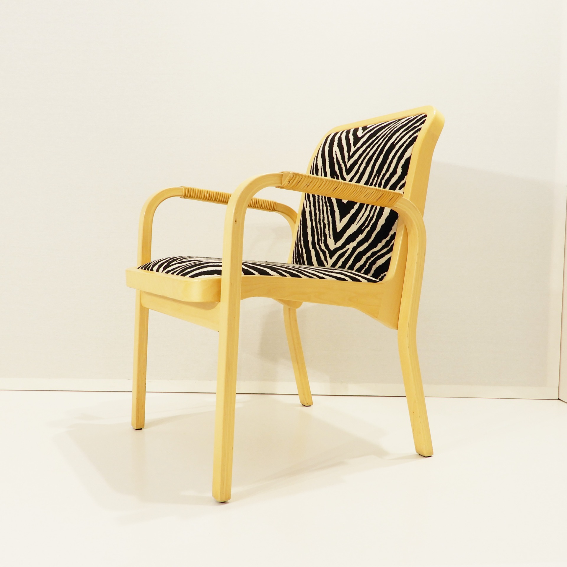 Artek E45-nojatuoli, koivu/Zebra
