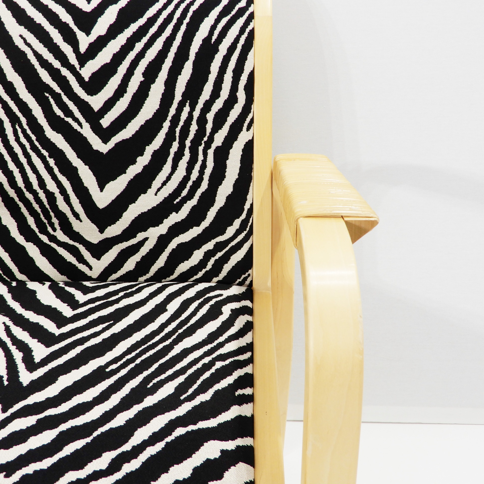 Artek E45-nojatuoli, koivu/Zebra