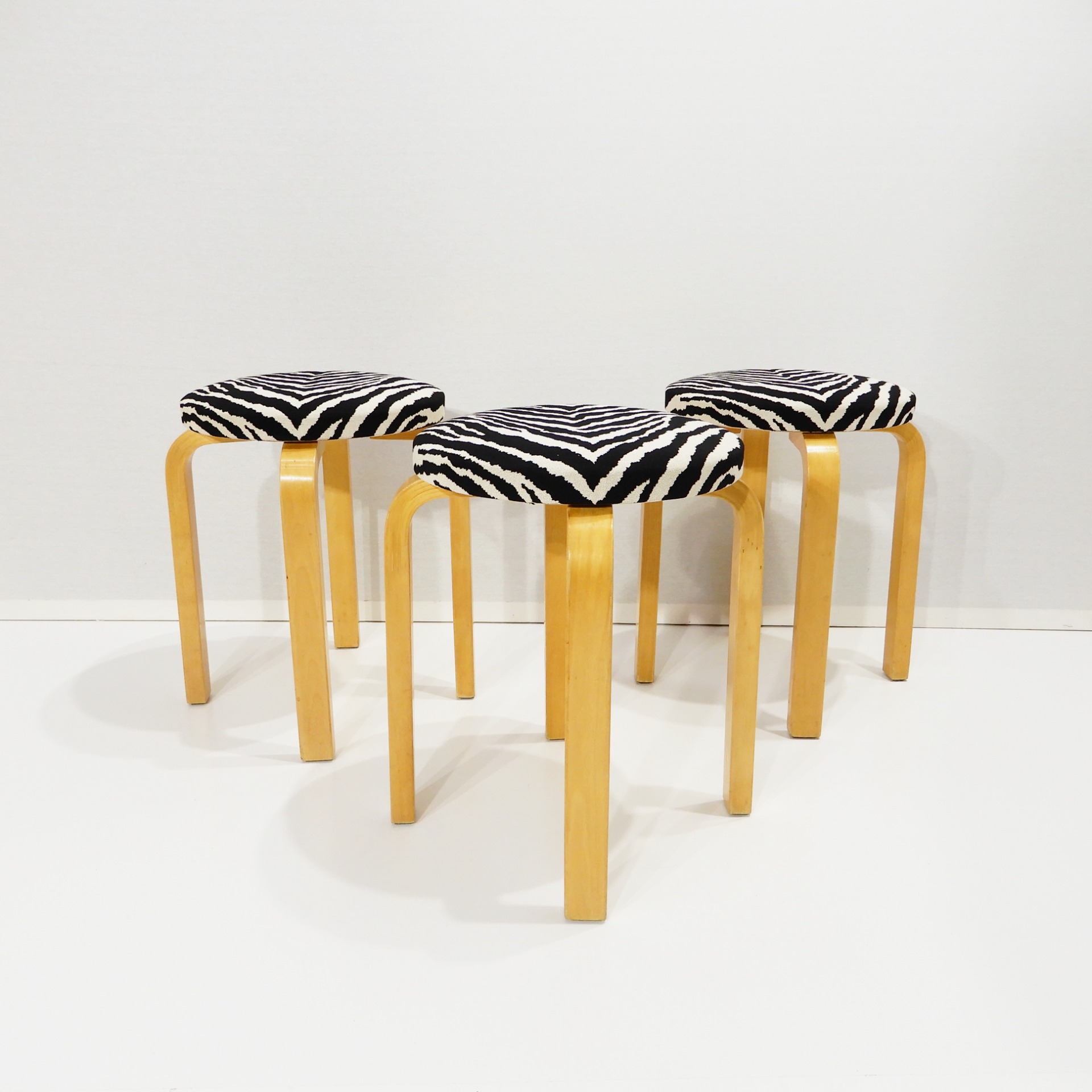 Artek Aalto E60 jakkara, Zebra/koivu