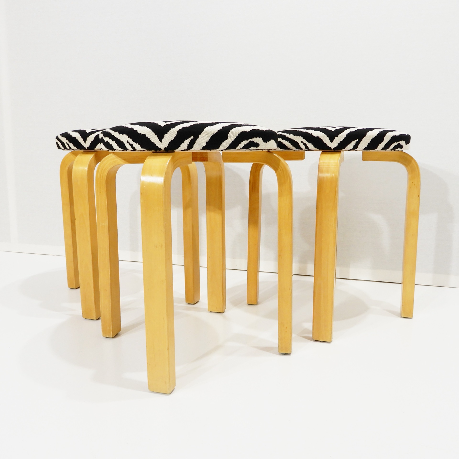 Artek Aalto E60 jakkara, Zebra/koivu
