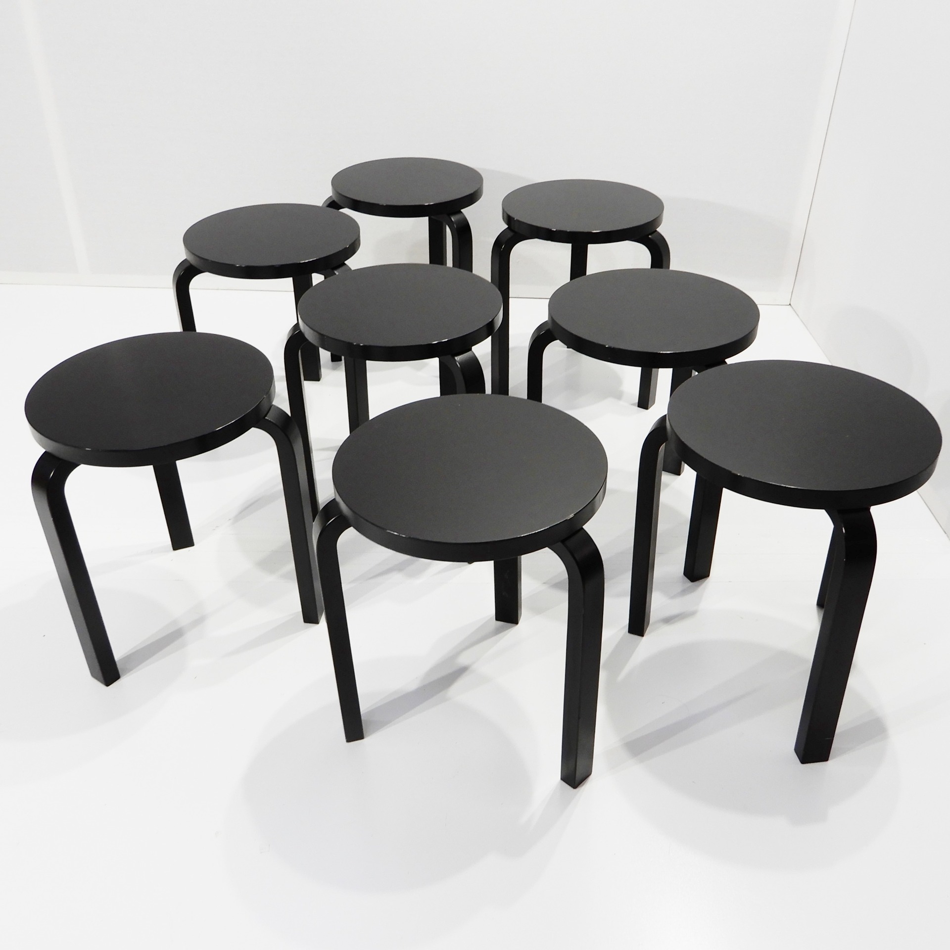 Artek Aalto jakkara 60/maalattu musta