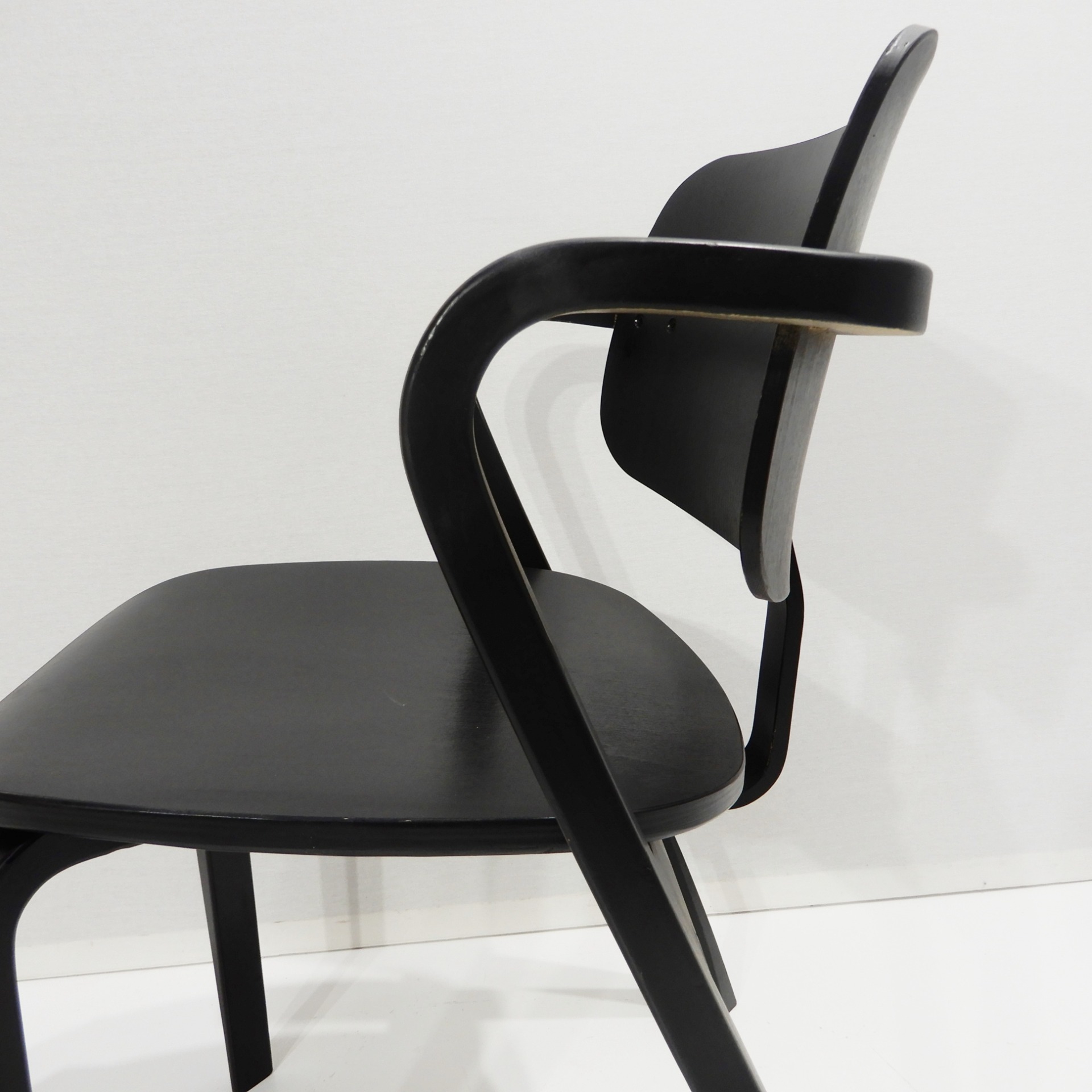 Designklassikko Aslak-tuoli, musta