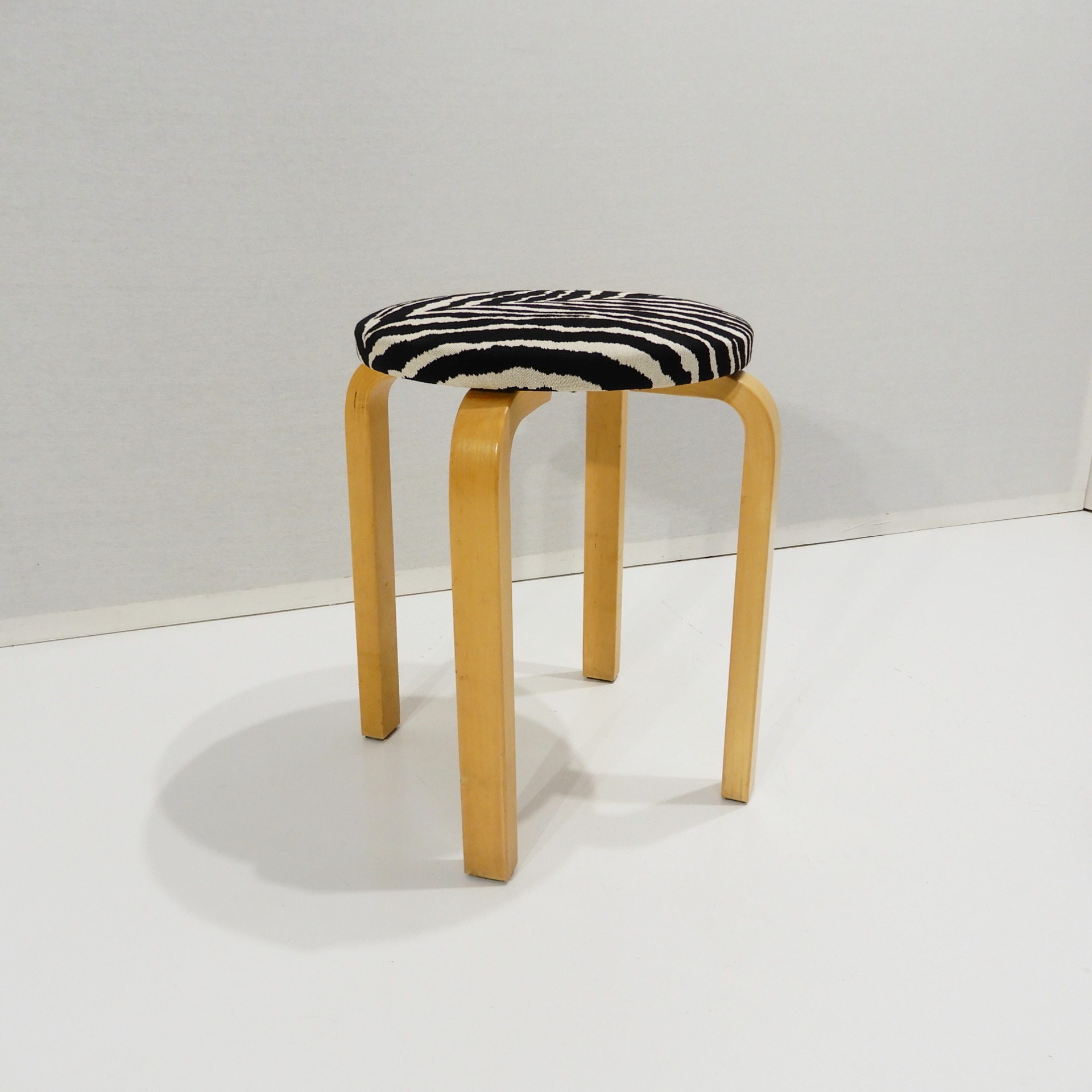 Artek E60 jakkara, uudelleenverhoiltu/ Zebra